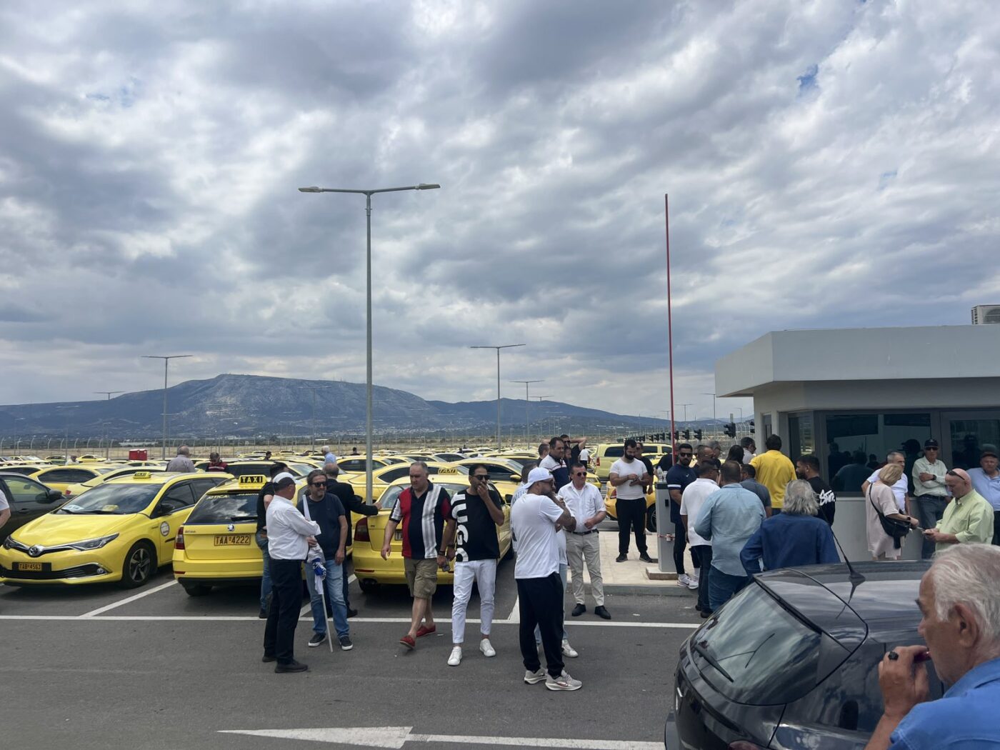 ΣΑΤΑ: Απεργία των ταξί-Εικόνες και Βίντεο - newstok.gr