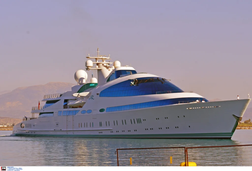Το απίστευτο superyacht του Εμίρη που μαγνητίζει τα βλέμματα στο ...
